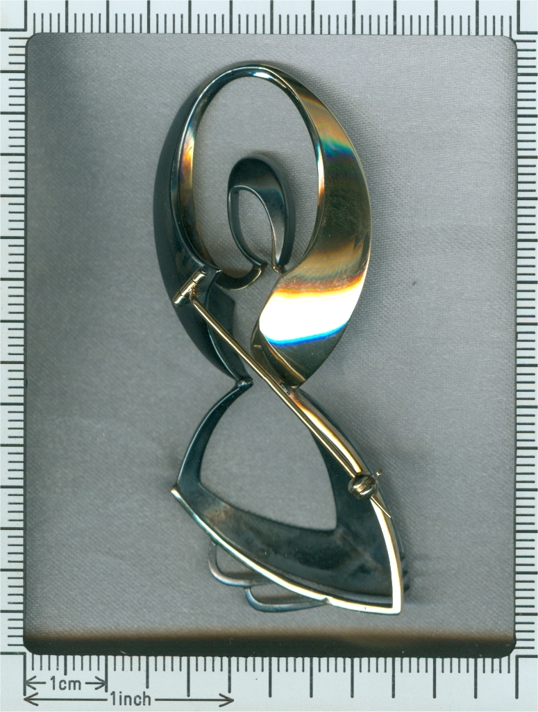 Artist Jewelry by Chris Steenbergen gold and silver brooch the rope jumper, Images by Adin ...